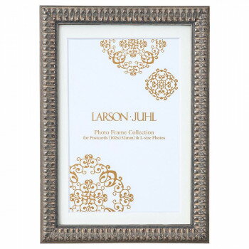 ※パッケージ、デザイン等は予告なく変更される場合があります。※画像はイメージです。商品タイトルと一致しない場合があります。本格的な額縁と同じ材料を使用したミニサイズのフォトフレームです。銀箔から黒赤の下地を磨り出し、強めのいぶしをかけたクラ...