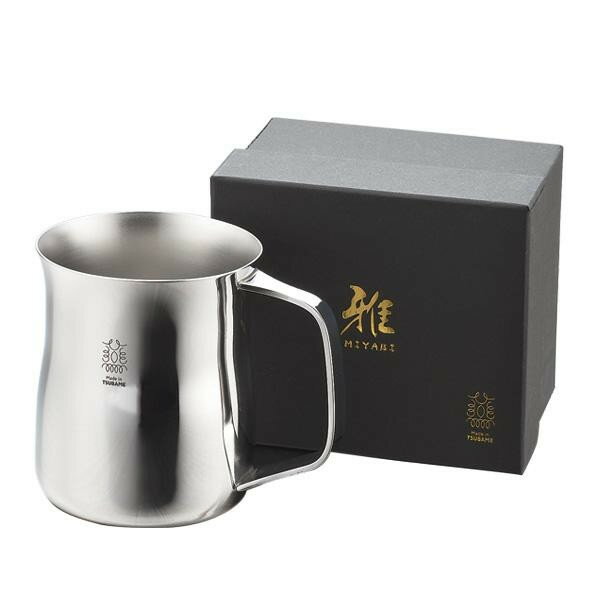 ※パッケージ、デザイン等は予告なく変更される場合があります。※画像はイメージです。商品タイトルと一致しない場合があります。飲む時に便利な持ち手付きのタンブラー。ステンレス製でお手入れしやすく丈夫で長持ち。サイズ約110×80×90mm個装サ...