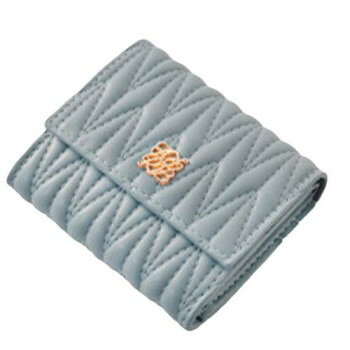 ※パッケージ、デザイン等は予告なく変更される場合があります。※画像はイメージです。商品タイトルと一致しない場合があります。キルティングデザインが高見えするデザインの三つ折り財布です。内側の小銭入れは、見やすく取り出しやすいボックス型です。縦...