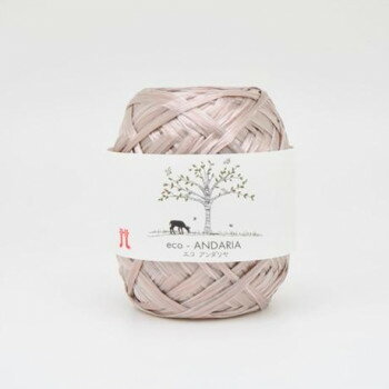 ※パッケージ、デザイン等は予告なく変更される場合があります。※画像はイメージです。商品タイトルと一致しない場合があります。木材パルプを原料とする再生繊維で、土に戻る環境にやさしい素材です。豊富な色数、サラサラの手ざわり、針のすべりが良く編み...