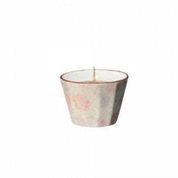 ※パッケージ、デザイン等は予告なく変更される場合があります。※画像はイメージです。商品タイトルと一致しない場合があります。有田焼の技術を用い、和紙を使ったやさしい印象の具足に仕上げました。コンパクトな仏壇にピッタリです。灯立の芯はリバーシブ...