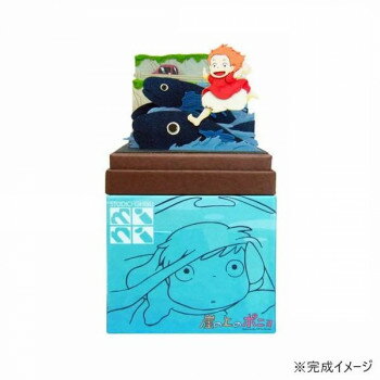 ※パッケージ、デザイン等は予告なく変更される場合があります。※画像はイメージです。商品タイトルと一致しない場合があります。組み立てるとかわいい「崖の上のポニョ」のあのシーンが完成。組み立てたミニチュアは箱の上に乗せて完成です。ひっくり返すと...