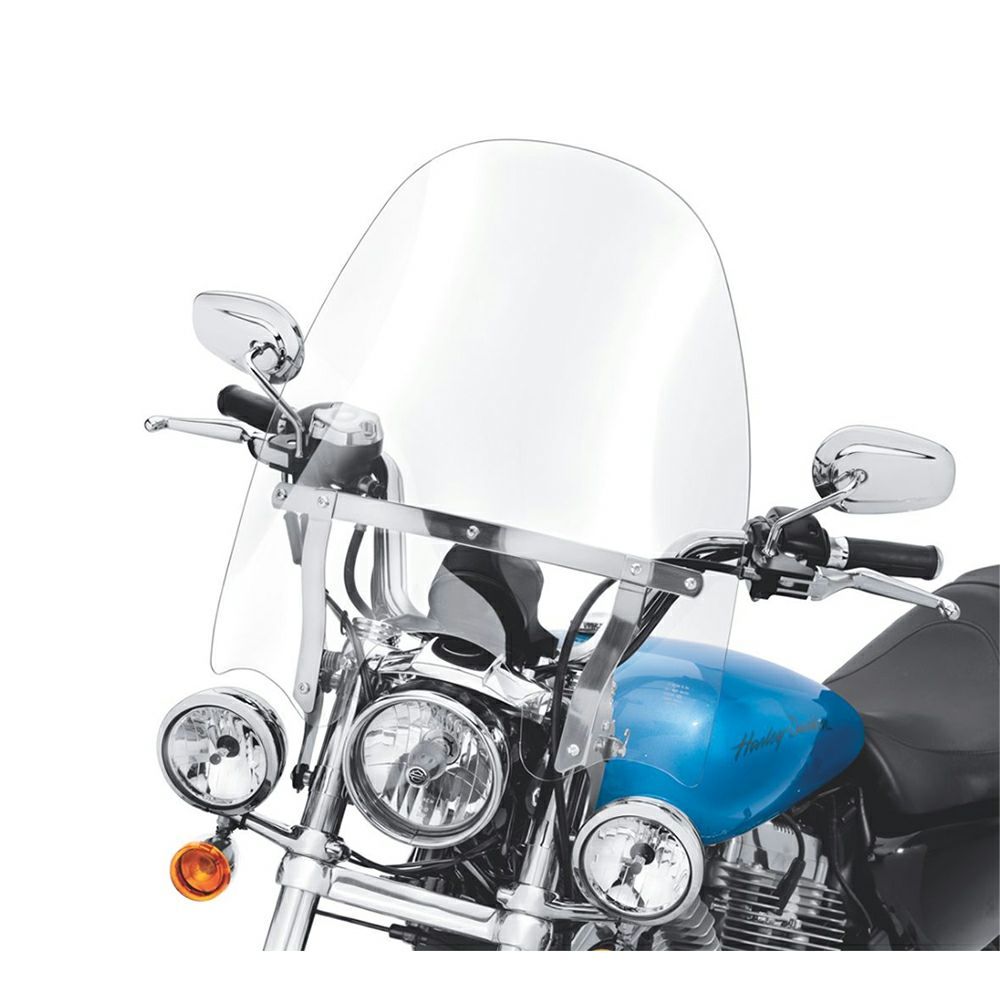 補助ライトキット装着のXLモデルにフィットするようにデザインされたコンパクトなウインドシールド。デタッチャブルシステムにより着脱は簡単です。ヘッドライト上端からの高さ457mm。’11以降XL883L、XL1200Cで補助ライトキット装着車...