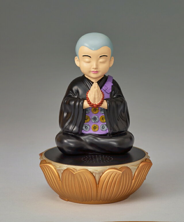 商品名 道しるべ 我が家の小さなお坊さん 商品特徴 朝夕のお勤めや、読経の練習に最適！いつもあなたの傍らで厳かにお経を唱えてくださる小さなお坊さん。 スイッチ1つで座禅を組んだ小さなお坊さんが般若心経を読経してくれ、まさに我が家専属のお坊さ...