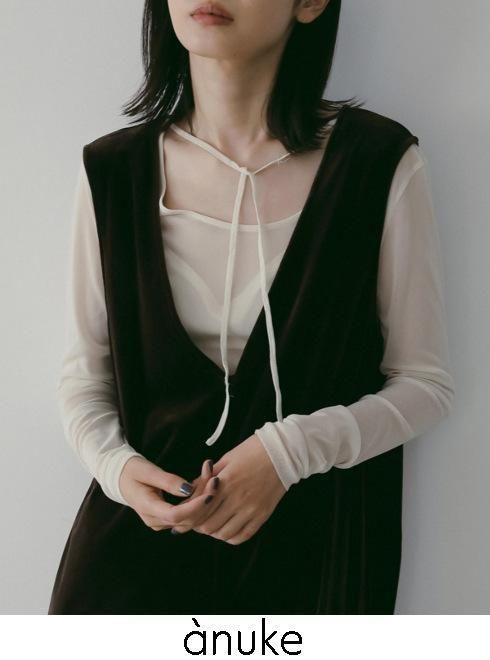 2026秋冬 anuke (アンヌーク）2way Sheer Tops柔らかなストレッチチュールで仕上げたコンパクトトップス。深めに開いたUネックと首元の詰まったクルーネックと前後2WAYで着用可能です。襟ぐりのリボンも前後どちらで結べ、首...