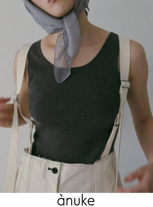 2026春夏 anuke (アンヌーク）Short Knit Tanktopシンプルで着回しやすいニットタンクトップ。さらりとした肌触りで、心地よく着られる一枚です。やや短めの着丈で、ハイウエストやボリュームのあるボトムとも好バランス。すっ...