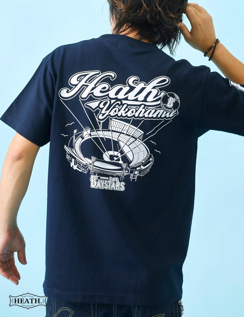 商品説明 特徴 横浜DeNAベイスターズ公認ライセンスモデルとして制作した、HEATHオリジナルデザインのTシャツです。バックには、横浜スタジアムを描いたアートワークをプリントしています。 フロント左胸にはワンポイントプリント、右袖にはベイ...
