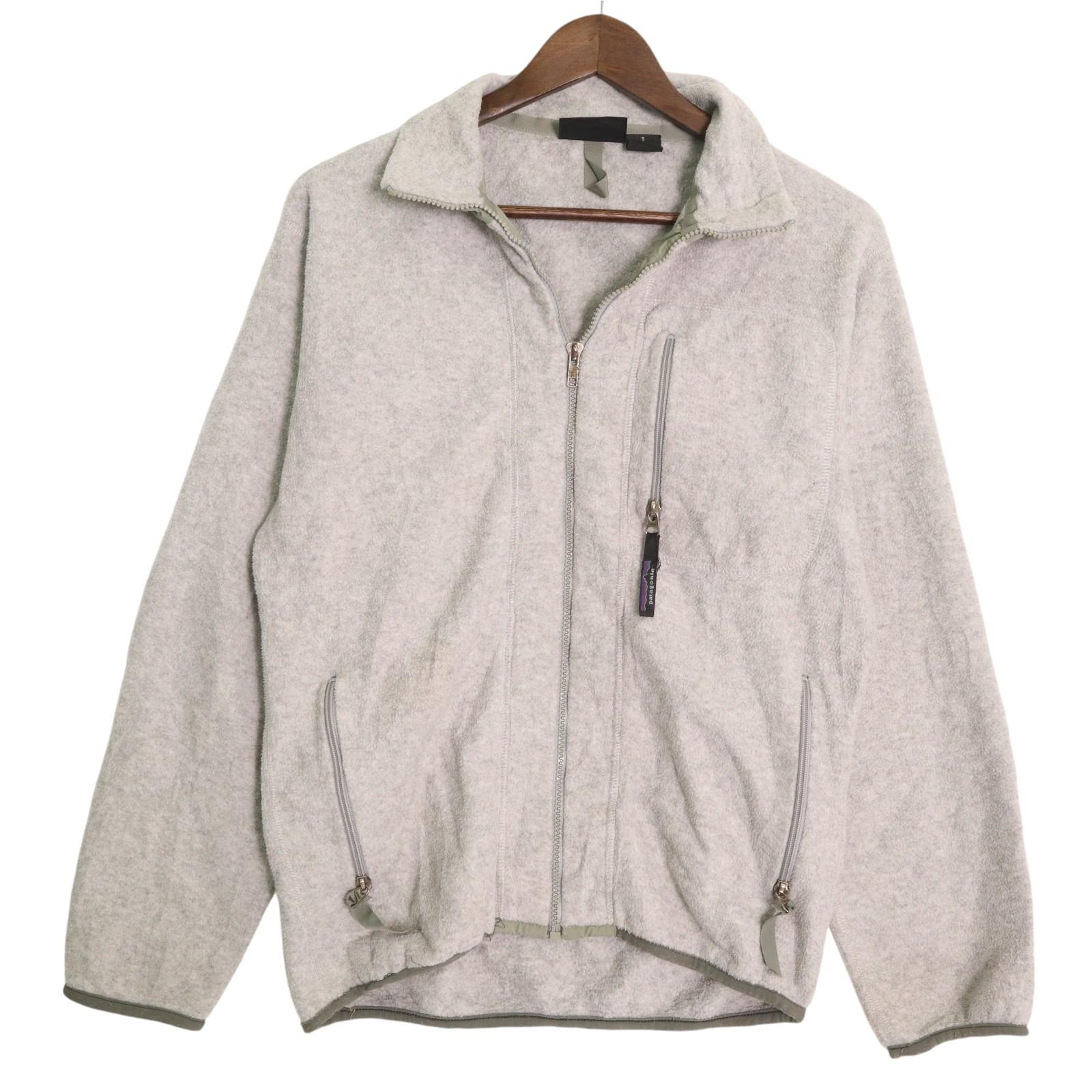 DESCRIPTION ブランドpatagonia/パタゴニア サイズ【サイズ】S【実寸】 肩幅：約48cm着丈：約67cm身幅：約52cm袖丈：約58cm 主な素材表地 : ポリエステル 色グレー 仕様 90年代アウトドアSYNCHILL...