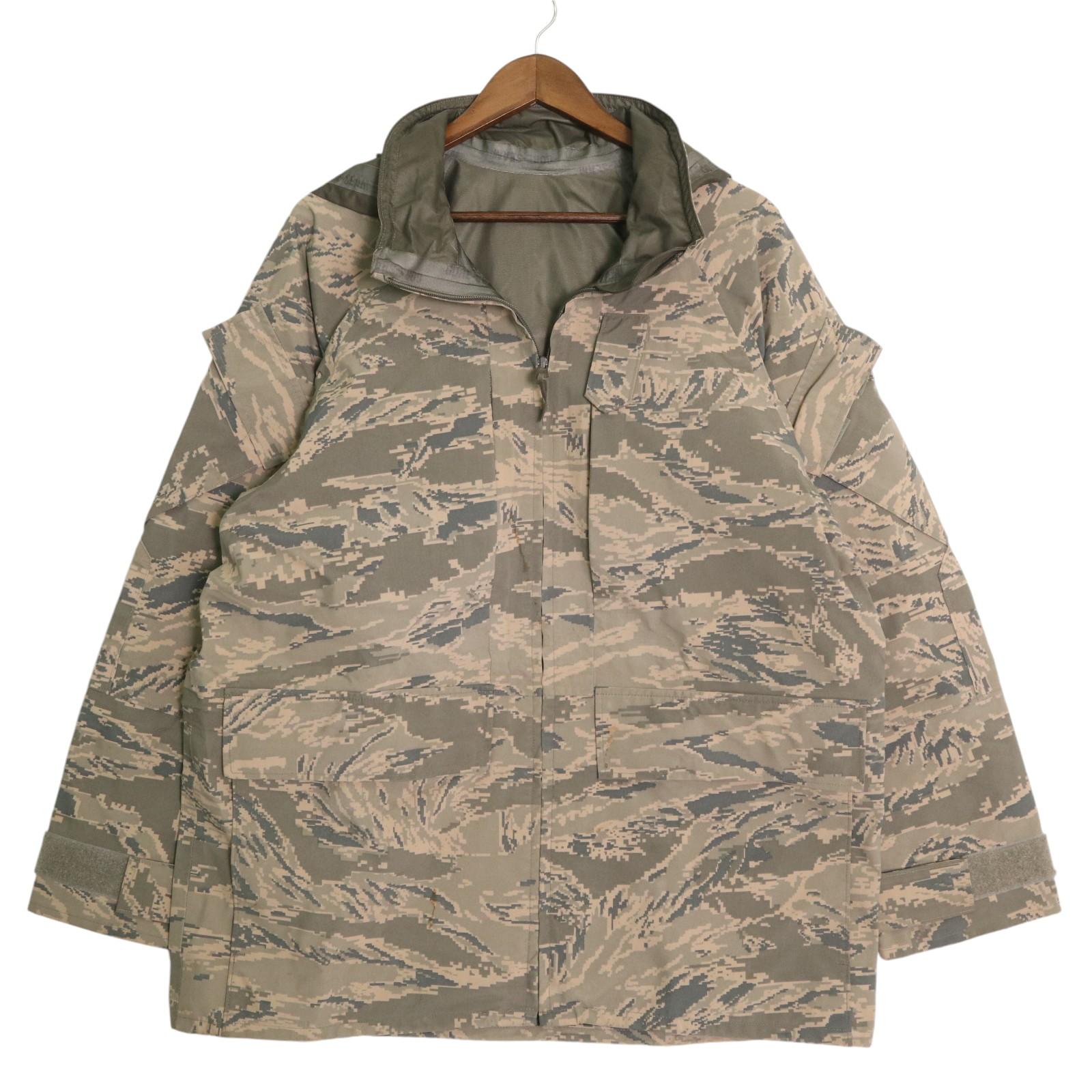 DESCRIPTION サイズ【サイズ】MEDIUM REGULAR【実寸】 着丈：約77cm身幅：約63cm裄丈：約90cm 主な素材表地 : ナイロン 色グリーン 仕様 生産国 : USA製フード収納可能、フードドローコード、ウエストド...