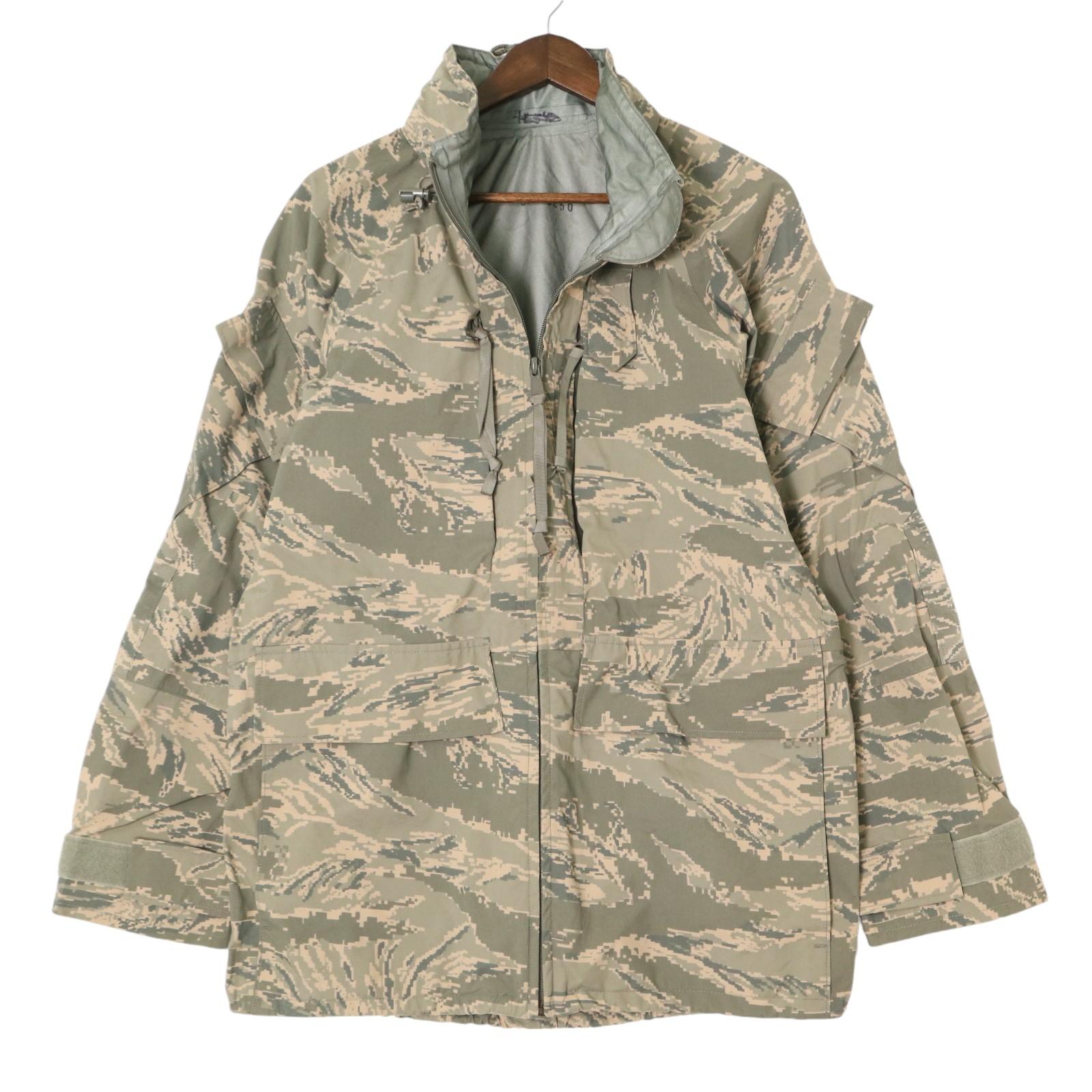 DESCRIPTION ブランド/米軍実物 U.S.AIRFORCE USAF サイズ【サイズ】SMALL REGULAR【実寸】 着丈：約78cm身幅：約60.5cm裄丈：約90cm 主な素材表地 : ナイロン 色グリーン 仕様 2017...
