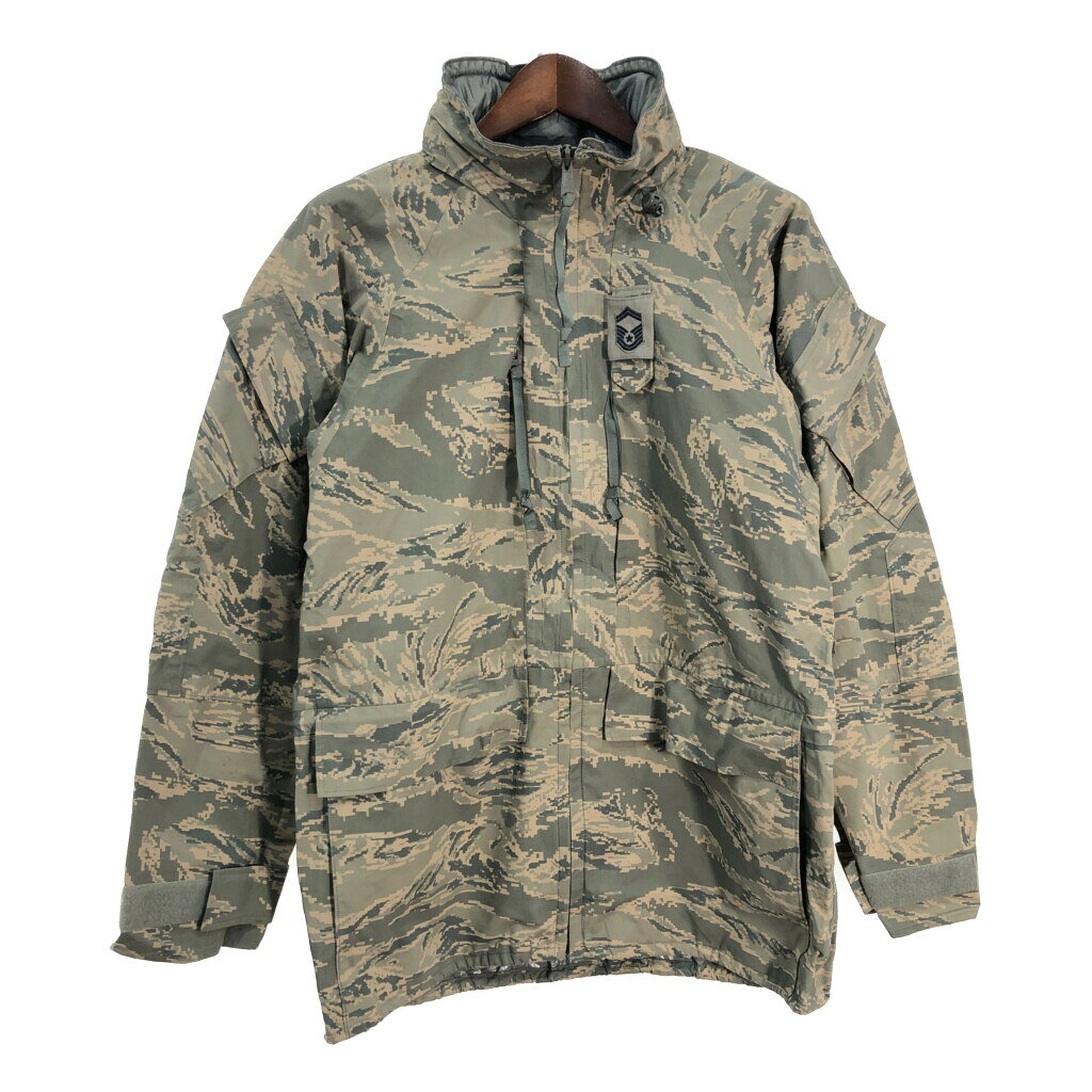 DESCRIPTION ブランド/米軍実物 U.S.AIRFORCE USAF サイズ【サイズ】MEDIUM LONG【実寸】 着丈：約82cm身幅：約65cm裄丈：約91cm袖下丈：約68cm 主な素材表地 : ナイロン 色グリーン 仕様...