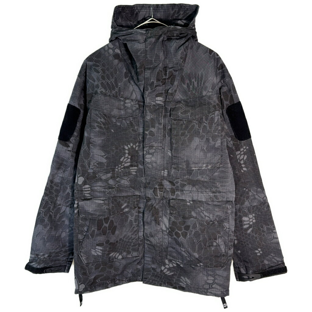 DESCRIPTION サイズ【サイズ】S相当【実寸】 肩幅：約51cm着丈：約74cm身幅：約57cm袖丈：約60cm 主な素材 色グレー 仕様 ウエストドローコード、ベルクロストラップ、裏地メッシュ、リップストップミリタリークリプテック...