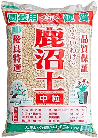 本品は厳選された良質の鹿沼土を天然乾燥させたあと、ふるいわけした硬質鹿沼土です。 粒のサイズ 中粒：(約)5～15mm鹿沼土 鹿沼土は4万5千年位前（学説変更にともない訂正）に群馬県赤城山の噴火によって飛ばされた軽石が、偏西風によって運ばれ...