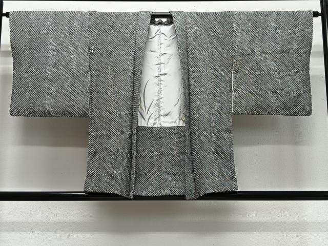 ■■■　サイズ　■■■ 身丈 75.5cm（肩から） 裄丈 64cm 袖丈 45cm　縫込み 2.5cm 袖幅 33cm 前幅 18.5cm 後幅 29.5cm 裄 お袖側 約0cm　身頃側 約2cm ■■■　商品詳細　■■■ 【正絹・未使...