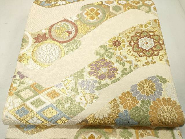 ■■■　サイズ　■■■ 長さ 452cm 幅 31cm程 ■■■　商品詳細　■■■ 【正絹】 状態は接写画像のように 柄止まりに薄い汚れがございますが その他特に目立ったシミ汚れなどもなく大変良い状態です。 着用時には見えない部分になります...