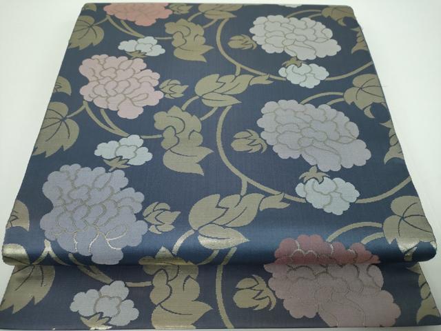 ■■■　サイズ　■■■ 長さ 446cm 幅 31cm程 ■■■　商品詳細　■■■ 【正絹】 状態は接写画像のように表地所々ヤケ、柄止まりに薄い汚れ、みみ部分に若干の糸解けがございます。 西陣織の老舗、陰山織物謹製「箔屋清兵衛」ブランドです...