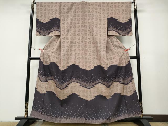 ■■■　サイズ　■■■ 身丈 159cm（肩から） 裄丈 65cm 袖丈 49cm　縫込み 5cm 袖幅 33cm 前幅 24cm 後幅 29.5cm 着物縫いこみ 内揚げ 10cm 裄 お袖側 約3cm　身頃側 約3cm ■■■　商品詳細...