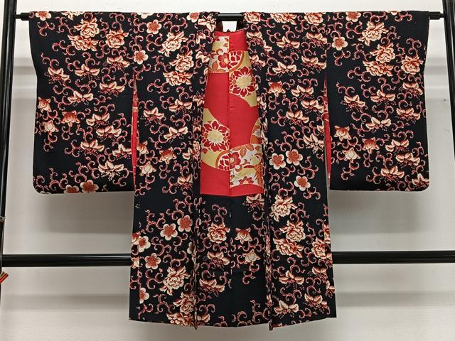 ■■■　サイズ　■■■ 身丈 94.5cm（肩から） 裄丈 63.5cm 袖丈 58cm　縫込み 3cm 袖幅 32cm 前幅 17cm 後幅 28.5cm 裄 お袖側 約0cm　身頃側 約0cm ■■■　商品詳細　■■■ 【正絹】 状態は...