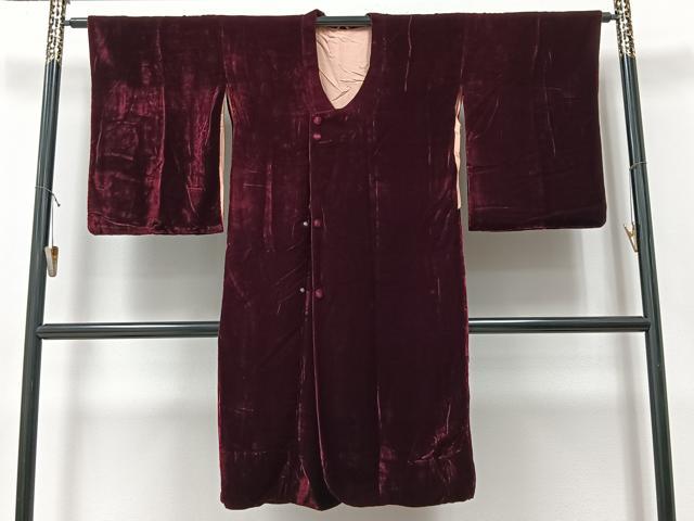 ■■■　サイズ　■■■ 身丈 117cm（肩から） 裄丈 64cm 袖丈 50cm　縫込み 2cm 袖幅 33cm 前幅 22cm 後幅 30cm 裄 お袖側 約3cm　身頃側 約4cm ■■■　商品詳細　■■■ 【正絹】 状態は接写画像の...