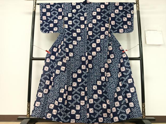 ■■■　サイズ　■■■ 身丈 159cm（肩から） 裄丈 64.5cm 袖丈 44.5cm　縫込み 2cm 袖幅 34cm 前幅 25cm 後幅 30cm 着物縫いこみ 内揚げ 0cm 裄 お袖側 約2cm　身頃側 約1.5cm ■■■　商...
