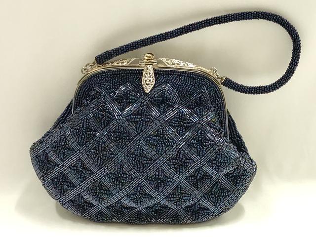 ■■■　サイズ　■■■ 【バッグ】 横　　　20cm 縦　　　15cm　取っ手込み　26cm 奥行き　2.5cm ■■■　商品詳細　■■■ 状態は参考画像のようにビーズの欠損がございます。 大変上質な逸品になります。 お安く出品致しますので...