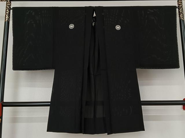 ■■■　サイズ　■■■ 身丈 97cm（肩から） 裄丈 71cm 袖丈 53cm　縫込み 4cm 袖幅 34cm 前幅 23cm 後幅 34cm 裄 お袖側 約1cm　身頃側 約2cm ■■■　商品詳細　■■■ 【正絹・五つ紋】 状態は特に...