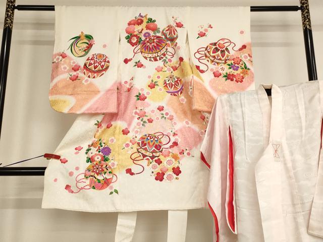 ■■■　サイズ　■■■ 【祝着】 身丈 97cm（肩から） 裄丈 45cm（肩上げ　0cm） 袖丈 55.5cm　縫込み 2cm 袖幅 29.5cm 前幅 15.5cm 後幅 17cm 着物縫いこみ 内揚げ 0cm （腰上げ　0cm） 裄 ...