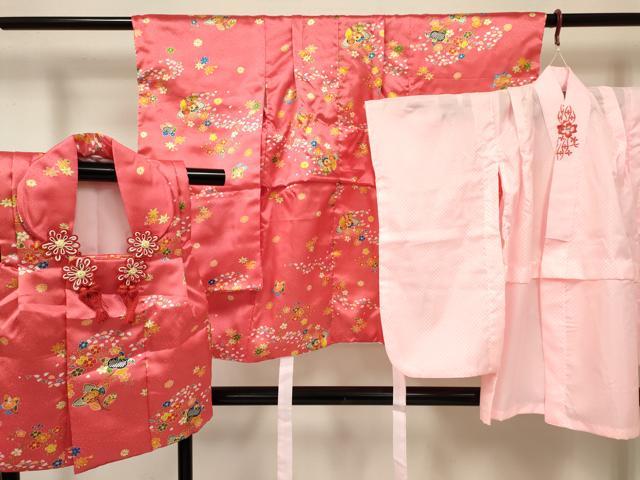 ■■■　サイズ　■■■ 【祝着】 身丈 73cm（肩から） 裄丈 41.5cm（肩上げ　2cm） 袖丈 57cm　縫込み 1cm 袖幅 26.5cm 前幅 15cm 後幅 19.5cm 着物縫いこみ 内揚げ 0cm （腰上げ　11cm） 裄...