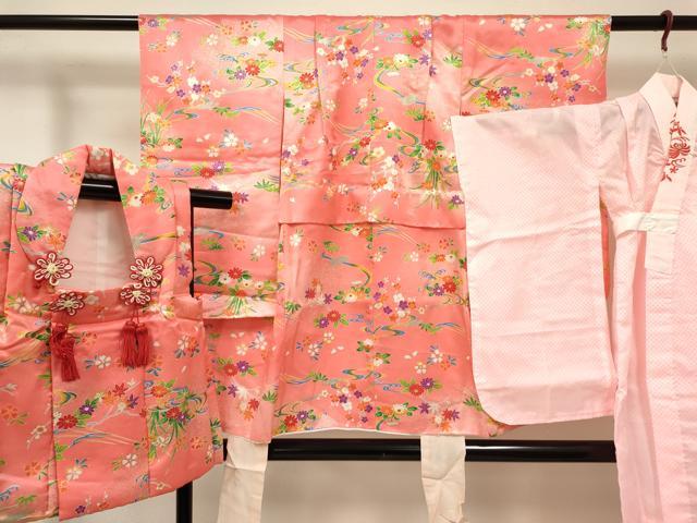 ■■■　サイズ　■■■ 【祝着】 身丈 76.5cm（肩から） 裄丈 43cm（肩上げ　2cm） 袖丈 56cm　縫込み 1.5cm 袖幅 26cm 前幅 15.5cm 後幅 20cm 着物縫いこみ 内揚げ 0cm （腰上げ　6.5cm） ...