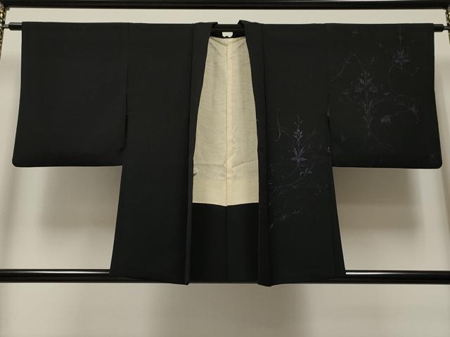 ■■■　サイズ　■■■ 身丈 79cm（肩から） 裄丈 63cm 袖丈 47cm　縫込み 4cm 袖幅 33cm 前幅 18cm 後幅 29cm 裄 お袖側 約2cm　身頃側 約3cm ■■■　商品詳細　■■■ 【一つ紋・正絹】 状態は接写...