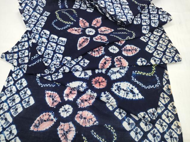 ■■■　サイズ　■■■ 長さ　　着尺分あり 幅　　　約36.5cm ■■■　商品詳細　■■■ 【綿・未使用】 状態は接写画像のように表地所々に薄い汚れがございます。 人気の高い“有松鳴海絞り”の浴衣でございます。 “鳴海絞り”ならではの表情...