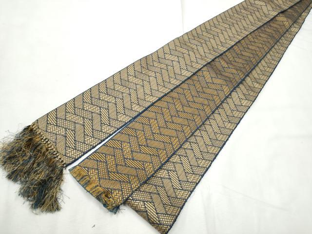 ■■■　サイズ　■■■ 長さ 398cm 幅 9cm程 ■■■　商品詳細　■■■ 【正絹】 状態は接写画像のように胴回りにスレがございますが その他特に目立ったシミ汚れなどもなく大変良い状態です。 本場筑前博多織は、福岡県福岡市博多区やその...