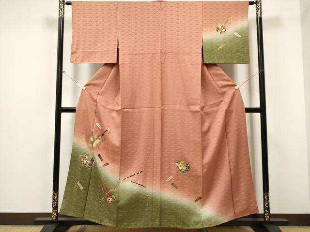 ■■■　サイズ　■■■ 身丈 158cm（肩から） 裄丈 63cm 袖丈 46cm　縫込み 7cm 袖幅 32.5cm 前幅 23cm 後幅 28.5cm 着物縫いこみ 内揚げ 5cm 裄 お袖側 約3cm　身頃側 約4cm ■■■　商品詳...