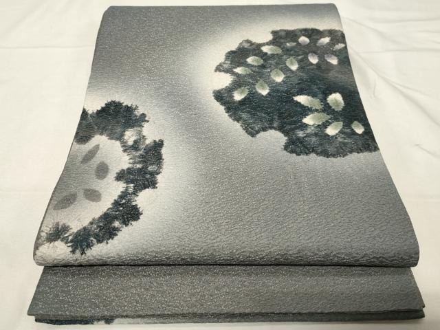 ■■■　サイズ　■■■ 長さ 440cm 幅 31cm程 ■■■　商品詳細　■■■ 【正絹】 状態は接写画像のように 前柄に薄い汚れがございますが その他特に目立ったシミ汚れなどもなく大変良い状態です。 大変上質な逸品になります。 お安く出...