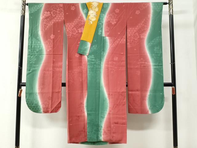 ■■■　サイズ　■■■ 身丈 130cm（肩から） 裄丈 65cm 袖丈 104cm　縫込み 5cm 袖幅 33cm 前幅 28cm 後幅 32cm 着物縫いこみ 内揚げ 5cm 裄 お袖側 約3cm　身頃側 約4cm ■■■　商品詳細　■...