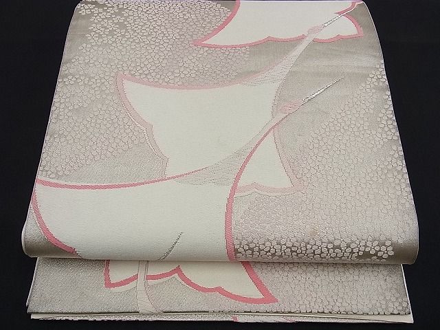 ■■■　サイズ　■■■ 長さ 436cm 幅 30cm程 ■■■　商品詳細　■■■ 【正絹】状態は接写画像のようにたれ先・太鼓下部・太鼓・前柄に薄い汚れ、前柄付近〜手先にかけて折れ山の薄い汚れがございますがその他特に目立ったシミ汚れなどもな...