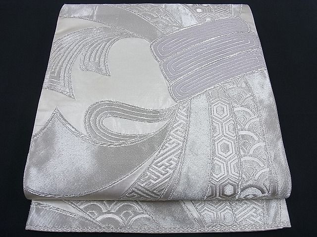 ■■■　サイズ　■■■ 長さ 426cm 幅 30.5cm程 ■■■　商品詳細　■■■ 【正絹】状態は接写画像のように柄止まり・裏地に薄い汚れがございますがその他特に目立ったシミ汚れなどもなく大変良い状態です。着用時には見えない部分になりま...