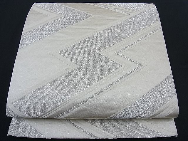 ■■■　サイズ　■■■ 長さ 430cm 幅 30.5cm程 ■■■　商品詳細　■■■ 【正絹】状態は接写画像のように柄止まりに折れ山の薄い汚れ・薄い汚れ、裏地に薄い汚れがございますがその他特に目立ったシミ汚れなどもなく大変良い状態です。着...