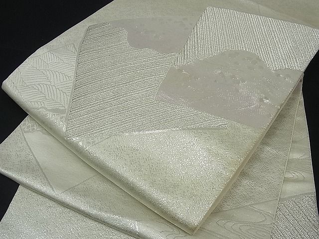 ■■■　サイズ　■■■ 長さ 410cm 幅 30.5cm程 ■■■　商品詳細　■■■ 【正絹】 状態は接写画像のように 太鼓・太鼓上部・前柄・手先・柄止まり・裏地に薄い汚れがございますが その他特に目立ったシミ汚れなどもなく大変良い状態で...