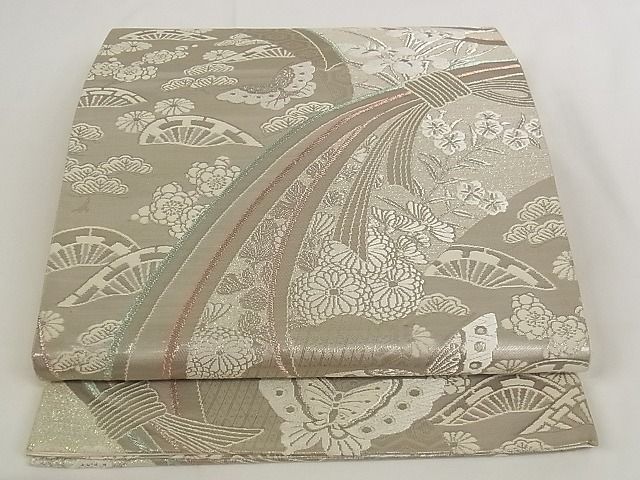 ■■■　サイズ　■■■ 長さ 420cm 幅 29.5cm程 ■■■　商品詳細　■■■ 【正絹】 状態は 裏地・柄止まり・前柄・太鼓・太鼓下部・たれ先上部に薄い汚れがございます。 大変上質な逸品になります。 お安く出品致しますので、是非この...