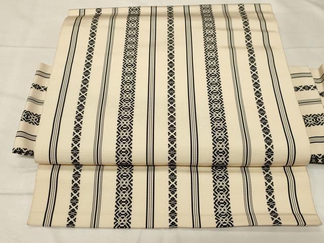 ■■■　サイズ　■■■ 胴回り長さ 112.5cm 太鼓幅 31cm程 ■■■　商品詳細　■■■ 【正絹】 状態は接写画像のように紐に薄い汚れがございますが その他特に目立ったシミ汚れなどもなく大変良い状態です。 本場筑前博多織は、 福岡県...