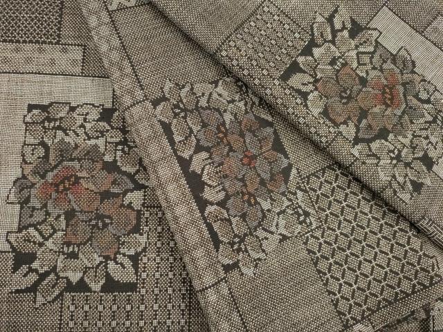 ■■■　サイズ　■■■ 身丈 161cm（肩から） 裄丈 64cm 袖丈 48cm　縫込み 6.5cm 袖幅 33cm 前幅 24cm 後幅 30cm 着物縫いこみ 内揚げ 4cm 裄 お袖側 約2cm　身頃側 約2cm ■■■　商品詳細　...