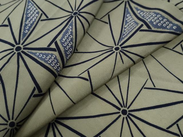 ■■■　サイズ　■■■ 身丈 132cm（肩から） 裄丈 65cm 袖丈 49.5cm　縫込み 4cm 袖幅 33cm 前幅 29cm 後幅 32cm 着物縫いこみ 内揚げ 0cm 裄 お袖側 約1cm　身頃側 約0cm ■■■　商品詳細　...