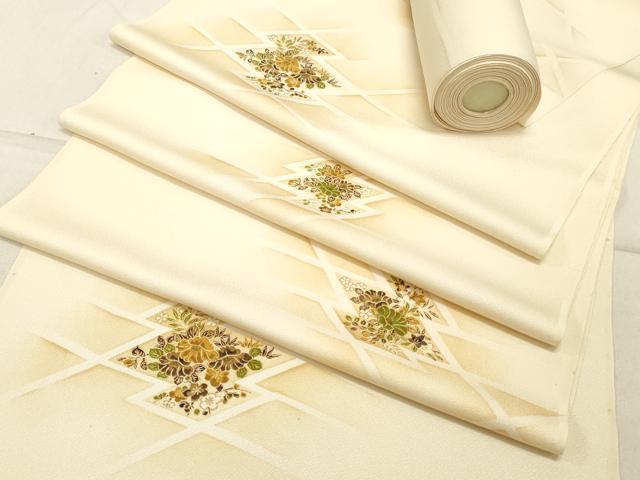 ■■■　サイズ　■■■ 長さ　　着尺分あり 幅　　　約36cm ■■■　商品詳細　■■■ 【正絹・未使用】 状態は接写画像のように表地所々・裏面所々に薄い汚れがございます。 大変上質な逸品になります。 お安く出品致しますので、是非この機会に...