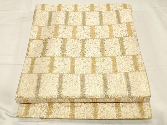 ■■■　サイズ　■■■ 長さ 404cm 幅 30cm程 ■■■　商品詳細　■■■ 【正絹】 状態は接写画像のように 裏地に薄い汚れがございますが その他特に目立ったシミ汚れなどもなく大変良い状態です。 西陣の織匠十一代目、篠屋宗兵衛の屋号...