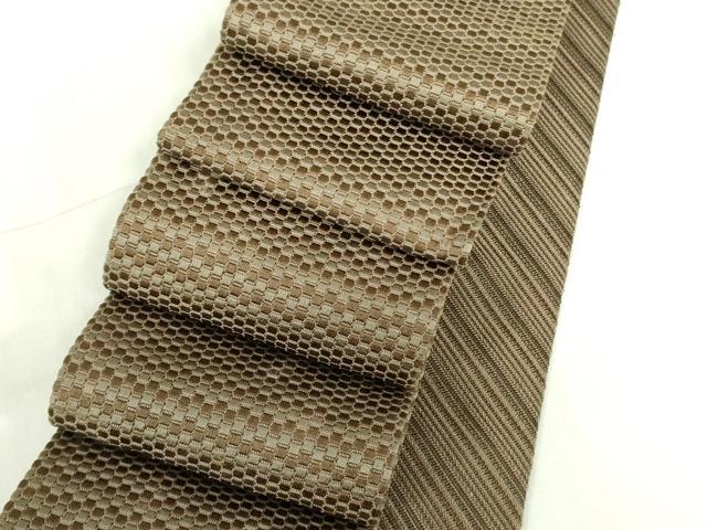 ■■■　サイズ　■■■ 長さ 396cm 幅 10cm程 ■■■　商品詳細　■■■ 【正絹】 状態は接写画像のように裏面に汚れがございますが その他特に目立ったシミ汚れなどもなく大変良い状態です。 本場筑前博多織は、 福岡県福岡市博多区やそ...