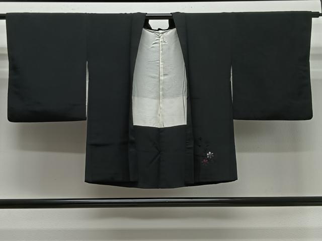 ■■■　サイズ　■■■ 身丈 70.5cm（肩から） 裄丈 62.5cm 袖丈 45.5cm　縫込み 5cm 袖幅 32cm 前幅 17cm 後幅 28.5cm 裄 お袖側 約2cm　身頃側 約3cm ■■■　商品詳細　■■■ 【正絹】 状...