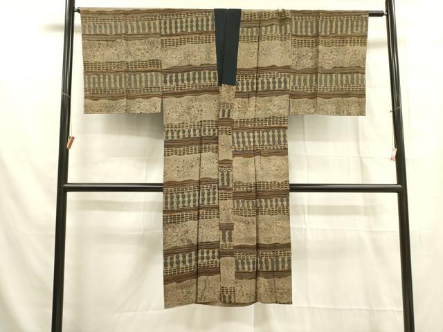 ■■■　サイズ　■■■ 身丈 125cm（肩から） 裄丈 66cm 袖丈 48cm　縫込み 3cm 袖幅 34cm 前幅 26cm 後幅 30.5cm 着物縫いこみ 内揚げ 0cm 裄 お袖側 約1.5cm　身頃側 約1.5cm ■■■　商...