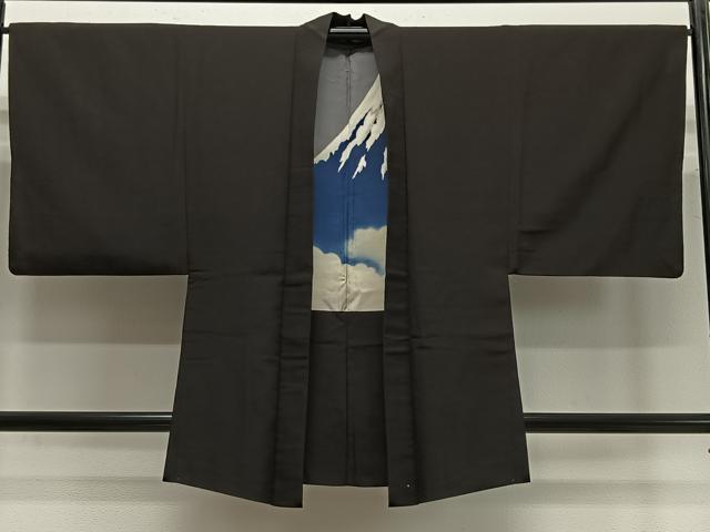 ■■■　サイズ　■■■ 身丈 88cm（肩から） 裄丈 66cm 袖丈 50.5cm　縫込み 3.5cm 袖幅 34cm 前幅 19cm 後幅 30cm 裄 お袖側 約0cm　身頃側 約1.5cm ■■■　商品詳細　■■■ 【正絹・三つ紋】...