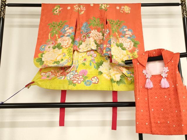 ■■■　サイズ　■■■ 【祝着】 身丈 71.5cm（肩から） 裄丈 37.5cm（肩上げ　3cm） 袖丈 53cm　縫込み 11cm 袖幅 27.5cm 前幅 16cm 後幅 17cm 着物縫いこみ 内揚げ 0cm （腰上げ　14cm） ...
